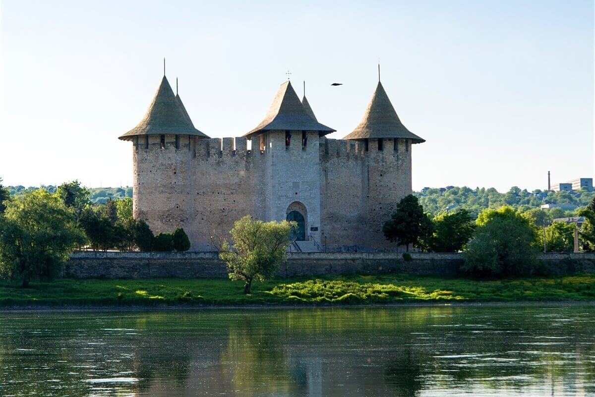 Monasteries Tour of Moldova and Romania (Painted Monasteries of Buc...